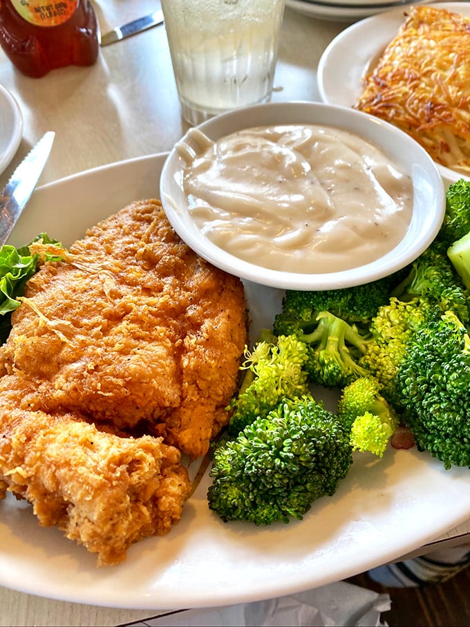 Who says you can't have it all? This plate proves you can enjoy crispy, juicy chicken AND feel virtuous with a side of vibrant broccoli.
