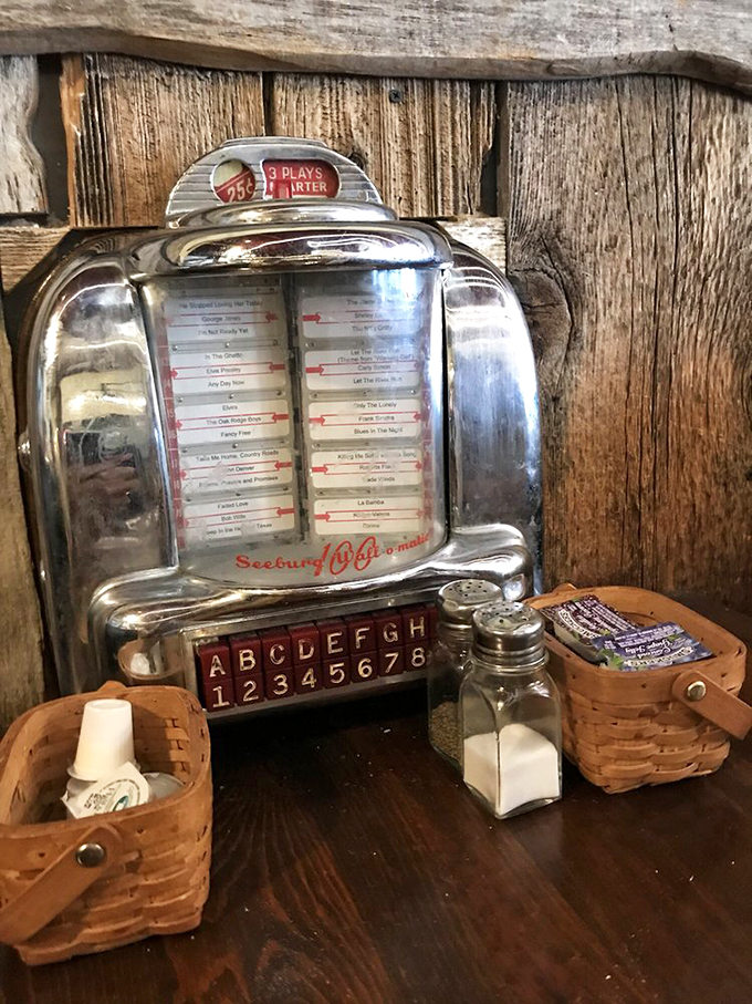 Jukebox hero! This vintage music machine is ready to soundtrack your meal with hits from yesteryear. Don't forget your quarters!