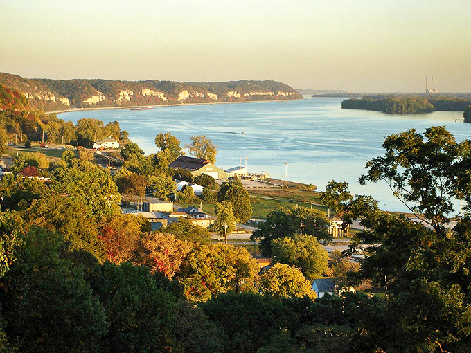 Grafton: Where the rivers meet and the good times flow. It's like Mother Nature's own waterfront property showcase.