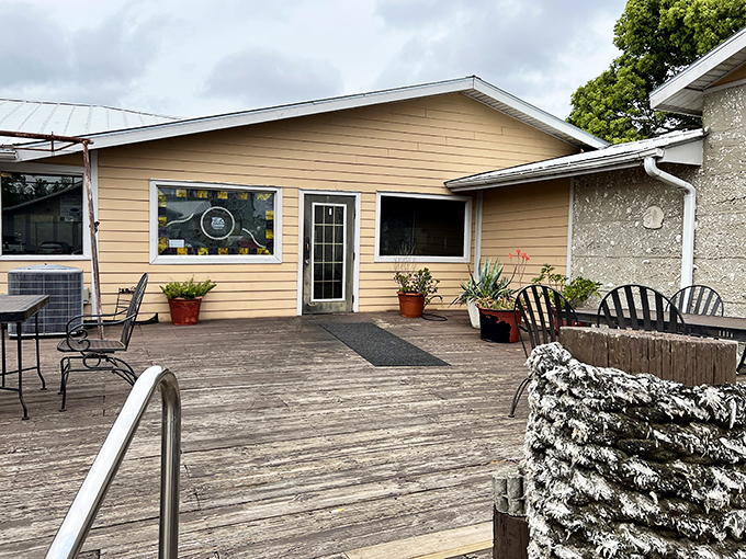 Mudcat Charlie's: Don't judge a book by its cover &ndash; inside this unassuming spot lies a seafood lover's paradise!