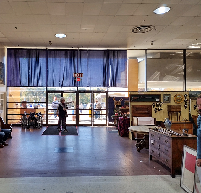 Scott Antique Markets: Where 'window shopping' becomes an Olympic sport. It's a paradise for collectors and casual browsers alike.