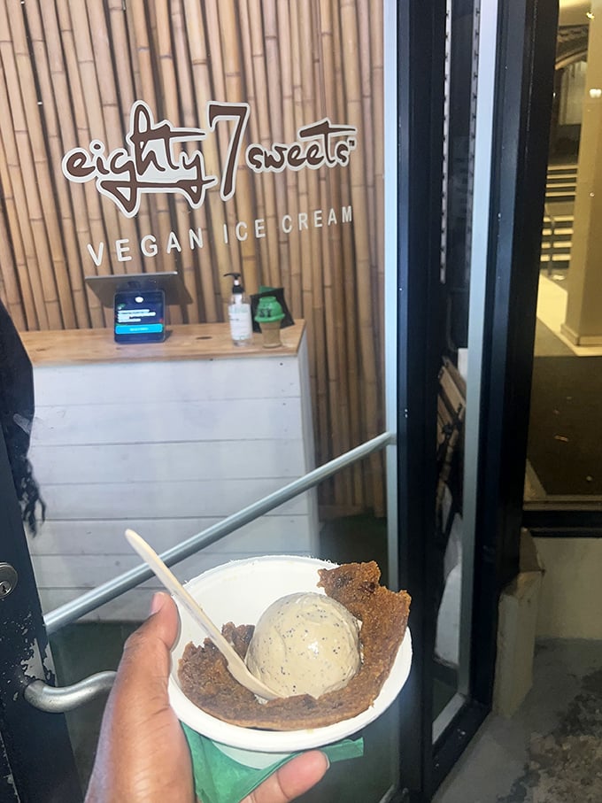 eighty7sweets: Where vegans and non-vegans unite in creamy harmony! This plant-based paradise proves that you don't need dairy to dream big.