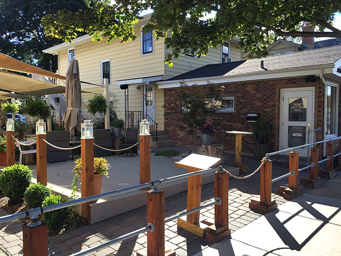 Patio perfection at Bien Trucha! This sleek spot serves up Mexican classics with a twist, proving that you can teach an old taco new tricks.