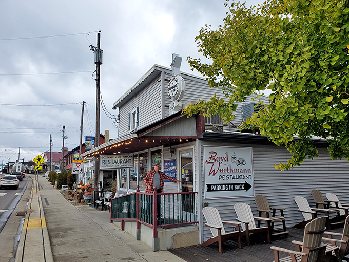 Peanut butter pie that'll make you weak in the knees. Boyd & Wurthmann: where every forkful is a trip down memory lane.