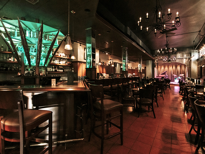 All that jazz... and then some! Step into a living postcard from the Roaring Twenties, where drinks and music flow in perfect harmony.