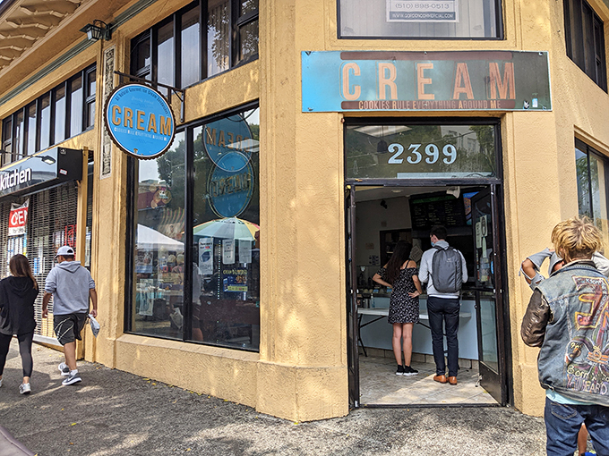 Mix-and-match paradise that would make even the most indecisive person feel like a dessert mastermind. Decision-making has never been so sweet!