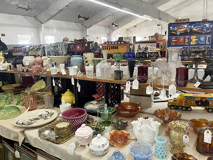 Kitchen dreams are made of these! From Depression glass to kitschy cookie jars, this booth is a culinary time capsule. Julia Child would approve.