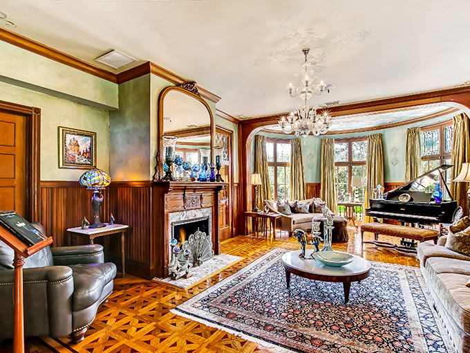 Living room or museum? With decor this opulent, you might need sunglasses indoors. Gatsby would approve!