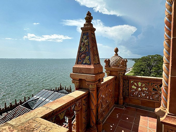 A view that would make even the most jaded Venetian gondolier whistle in appreciation. Bellissimo!