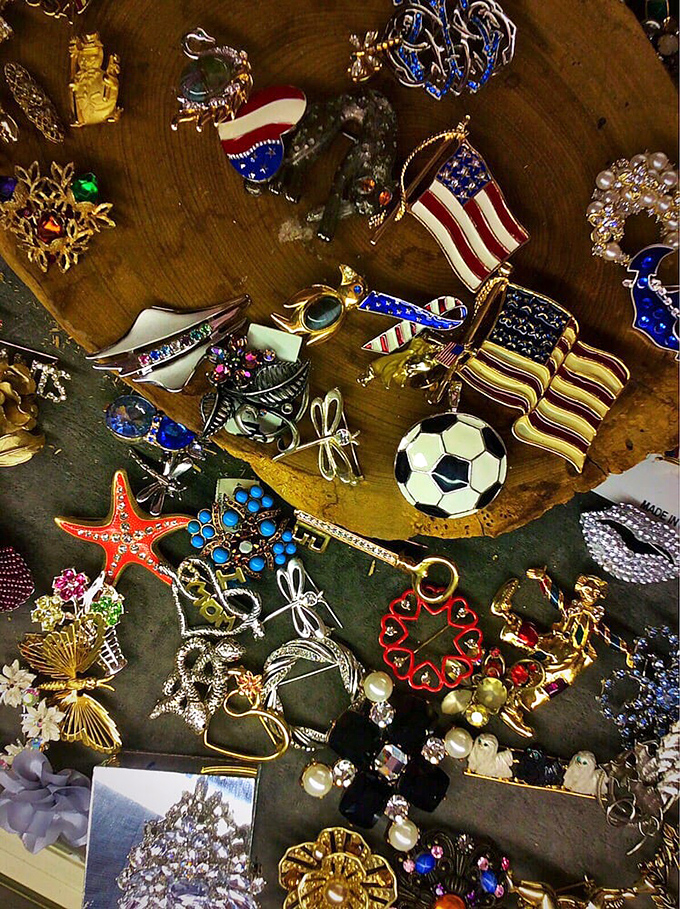 Pins, pendants, and patriotic bling, oh my! This treasure trove of trinkets is where Uncle Sam meets fashion-forward flair.