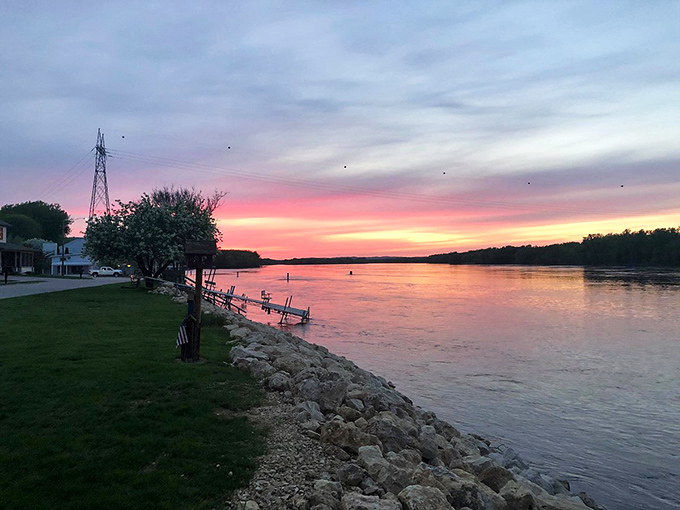 Nature's light show: Who needs Broadway when you've got a Mississippi sunset painting the sky in hues that'd make Van Gogh jealous?
