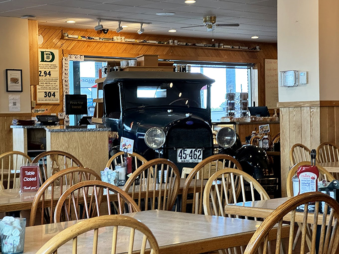 Where truckers and foodies unite! This dining room is like a time capsule of Americana, with a side of maple syrup.