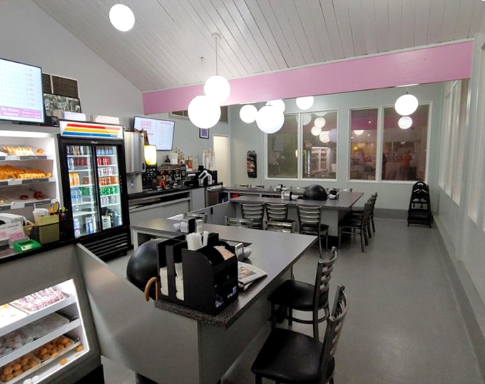 Retro-chic meets donut dreams! This indoor setting is giving me major "Happy Days" vibes. Fonzie would definitely give this place two thumbs up.