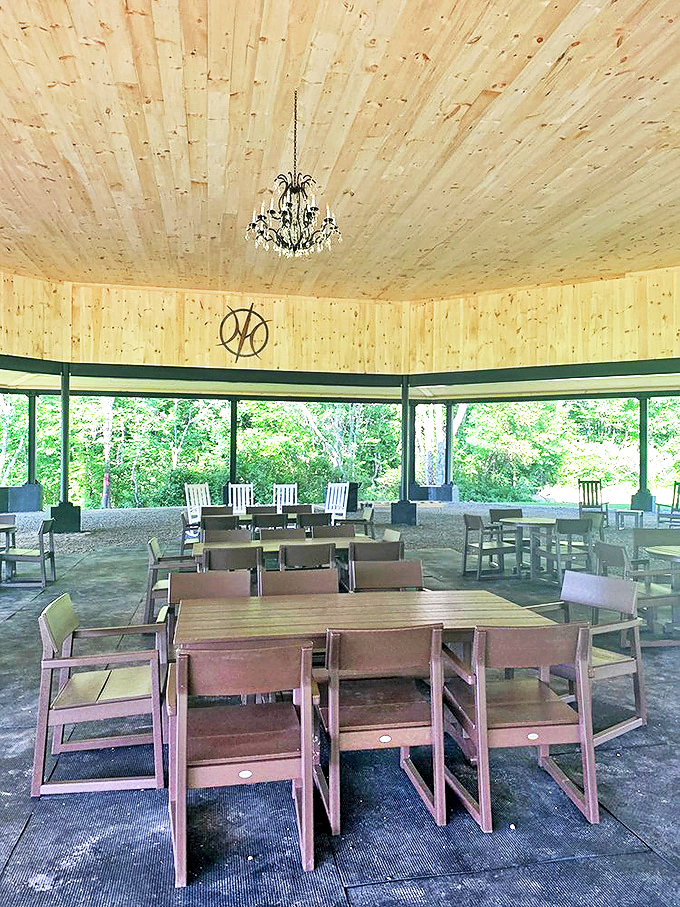 Barn-chic perfection: Where rustic charm meets modern elegance. It's like a Pinterest board come to life!