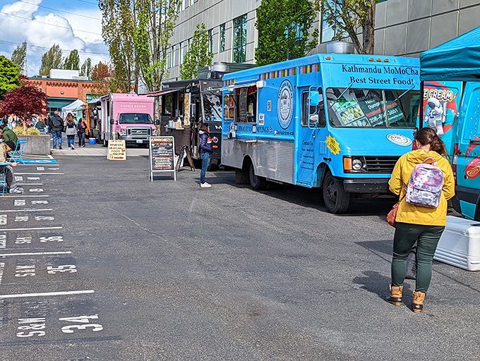 Food truck heaven alert! These mobile culinary maestros serve up everything from gourmet grilled cheese to exotic fusion, proving meals on wheels can be a big deal.