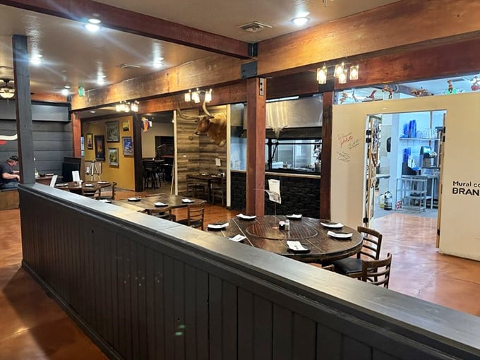 No need to feel fenced in here. The dining area's as open as the Arizona sky, with a dash of cowboy cool.