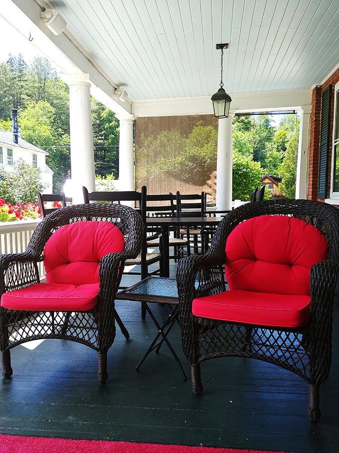 Red chairs, white columns, and green views &ndash; it's a patriotic color scheme that screams "relax" instead of "revolution."