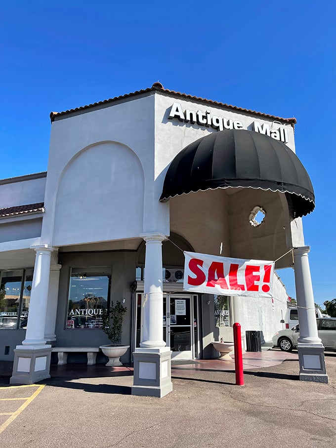 Antique Gatherings: Phoenix's Mary Poppins' carpet bag of vintage treasures! Where chandeliers meet salt shakers, and every aisle is a new adventure.