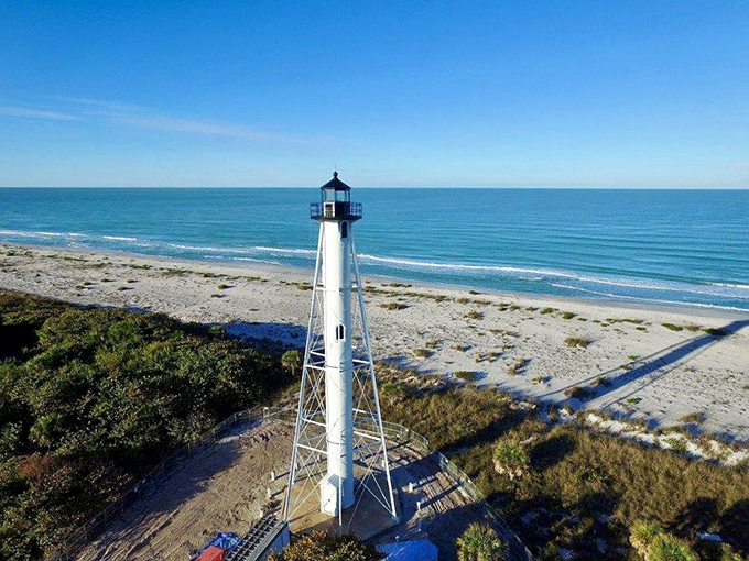 Boca Grande's fashionista: This lighthouse rocks a crisp white look with a jaunty red hat. Tr&egrave;s chic, darling!