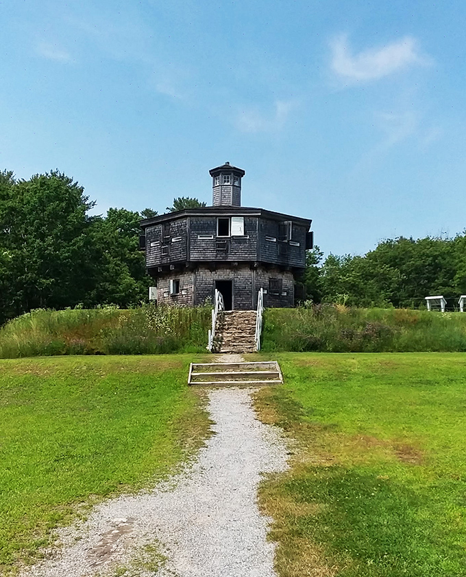 Fort Edgecomb: The octagonal wonder of Maine's coast! This unique blockhouse offers history lessons with a side of stunning river views.