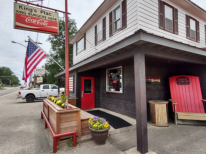 King's Place: Where Jucy Lucys reign supreme. It's like finding buried treasure, if that treasure was made of cheese and beef.