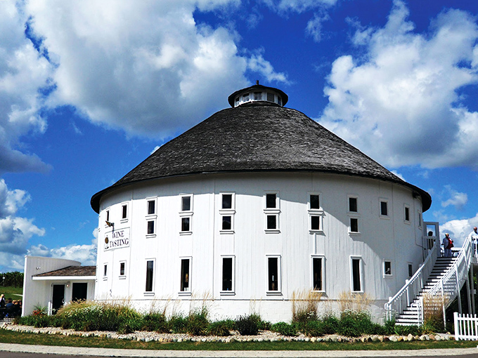 Round Barn Winery: Where geometry meets gastronomy! This circular sensation houses a trifecta of treats: wine, beer, and spirits.