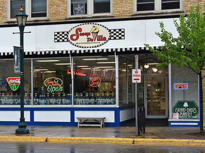 Scoop De Ville: Where custard gets a modern makeover. It's like your favorite comfort food went to fashion week.