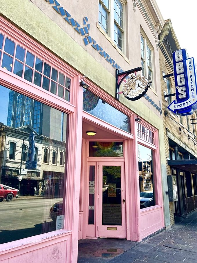 Pink paradise alert! Voodoo Doughnut brings a pop of color and a punch of flavor to Austin's already vibrant food scene.