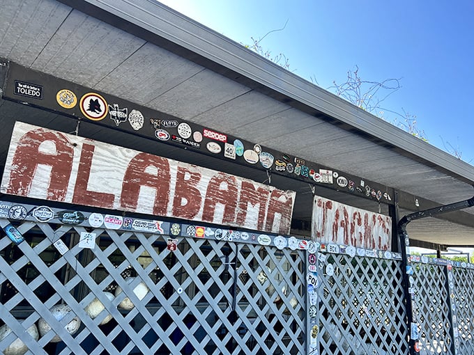  Perched over the water like a pelican, Alabama Jack's is ready to dive into your seafood dreams.