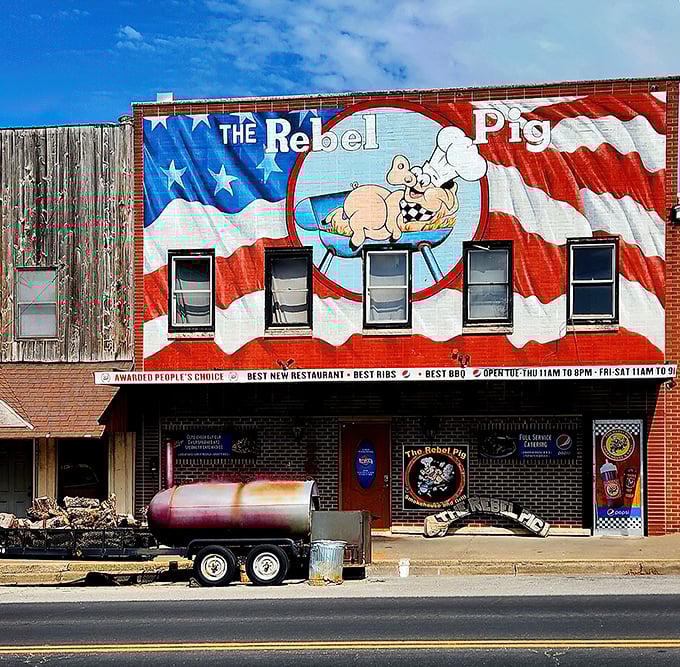 The patriotic pig has landed! This eye-catching mural promises smoky delights within&mdash;like a meaty Statue of Liberty beckoning the hungry masses.