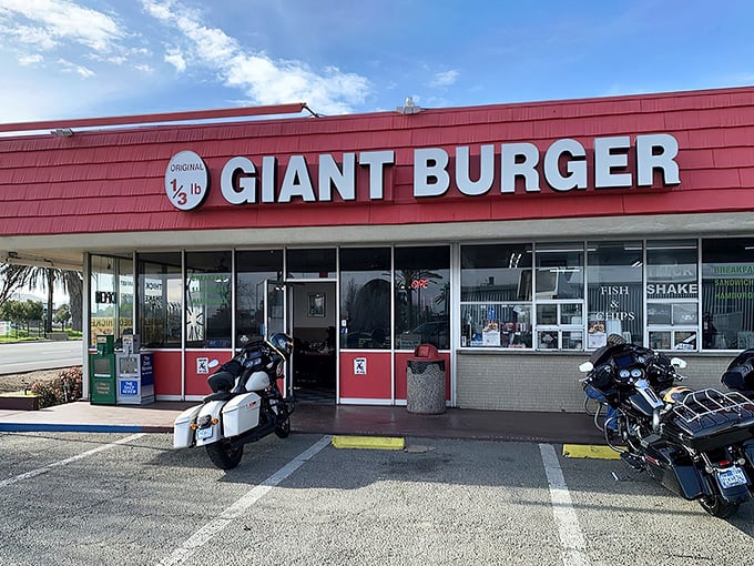 A burger beacon in the California sun! Original Giant Burger's red roof promises colossal delights that'll make your taste buds do a happy dance.