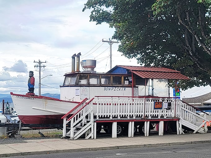 Ahoy, matey! This landlocked vessel serves up a seafood feast that'll make you forget you're not actually on the water.