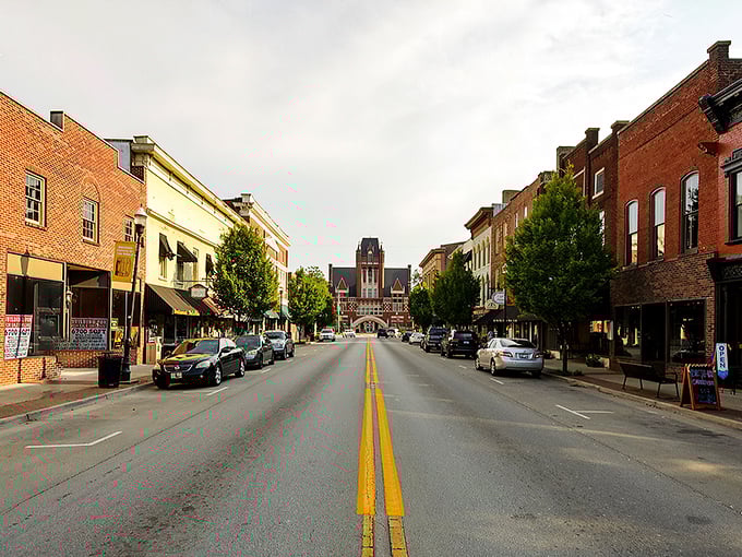 Step into a Norman Rockwell painting! Bardstown's Main Street is where history meets small-town charm, with a side of bourbon-infused hospitality.