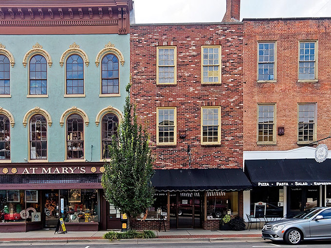 Step into a Norman Rockwell painting! Bardstown's Main Street is where history meets small-town charm, with a side of bourbon-infused hospitality.