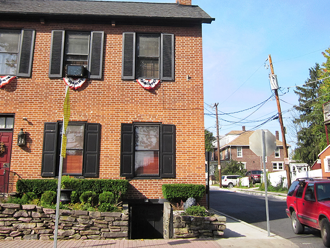 Step into a time warp! Gettysburg's main street is like a Norman Rockwell painting come to life, with a dash of stars and stripes for good measure.