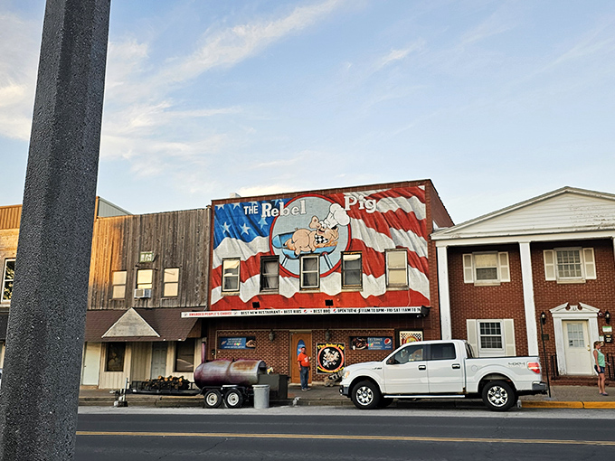 The patriotic pig has landed! This eye-catching mural promises smoky delights within&mdash;like a meaty Statue of Liberty beckoning the hungry masses.