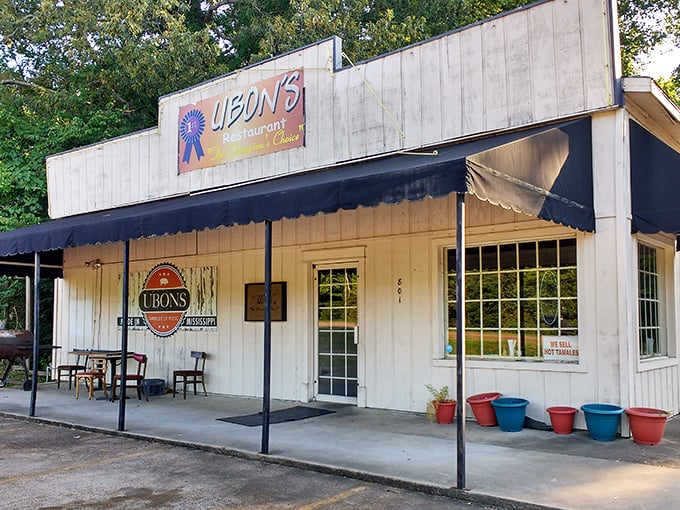 Welcome to Ubon's, where the exterior is as unassuming as Clark Kent, but inside? Pure barbecue superhero headquarters.