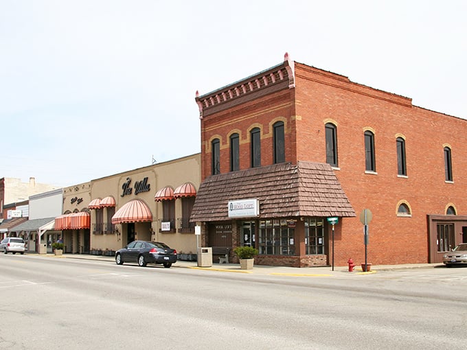 Step back in time on Arthur's main street! This charming slice of Americana is where horse-drawn buggies and smartphones coexist in perfect harmony.