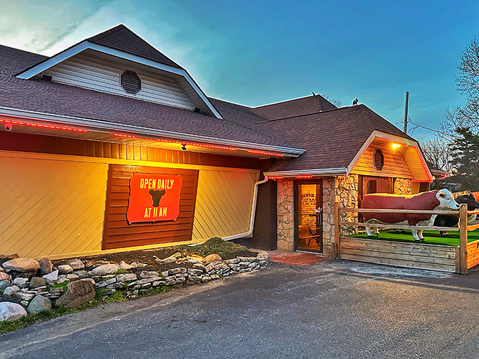 Welcome to Bynum's, where the exterior is as unassuming as Clark Kent, but inside? Pure Superman of steaks!