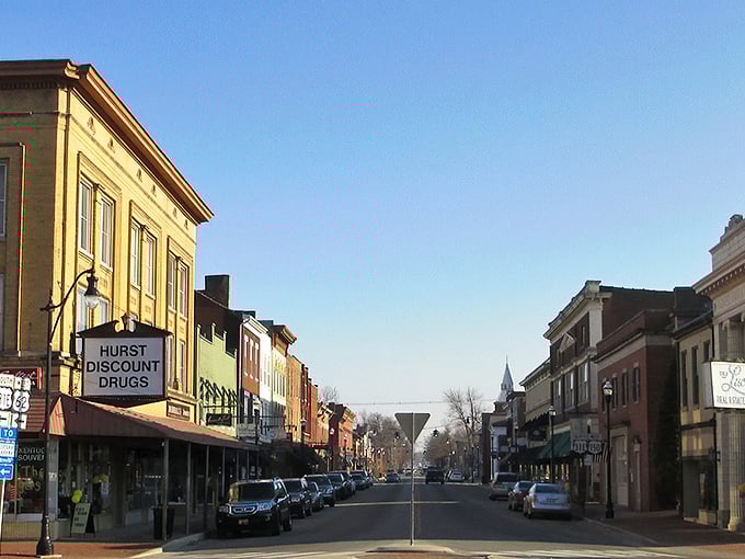 Step into a Norman Rockwell painting! Bardstown's Main Street is where history meets small-town charm, with a side of bourbon-infused hospitality.