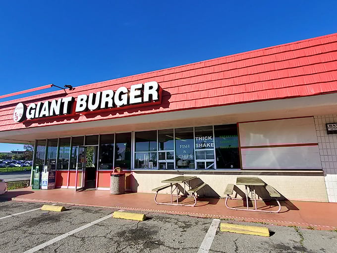 A burger beacon in the California sun! Original Giant Burger's red roof promises colossal delights that'll make your taste buds do a happy dance.