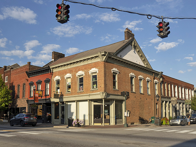 Step into a Norman Rockwell painting! Bardstown's Main Street is where history meets small-town charm, with a side of bourbon-infused hospitality.