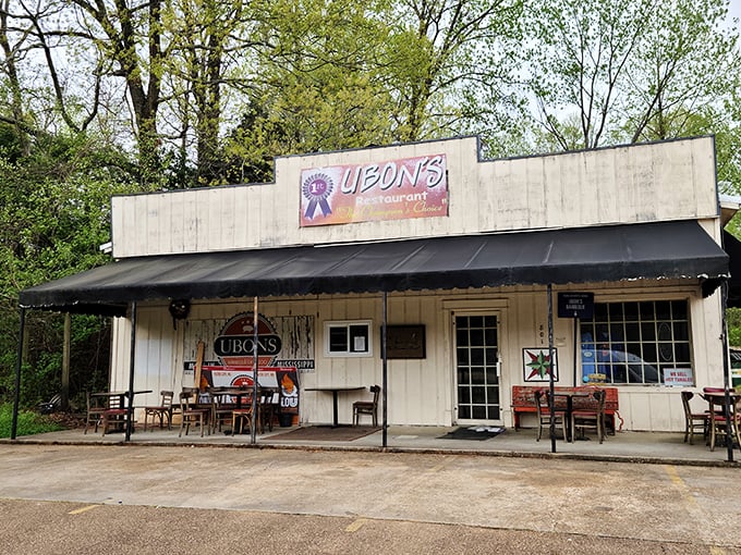 Welcome to Ubon's, where the exterior is as unassuming as Clark Kent, but inside? Pure barbecue superhero headquarters.