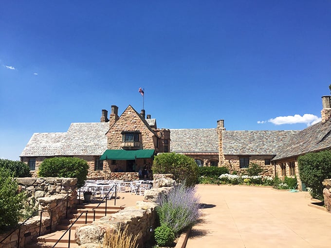 A castle in Colorado? You're not seeing things! This stunning stone fortress brings a slice of European grandeur to the American West.