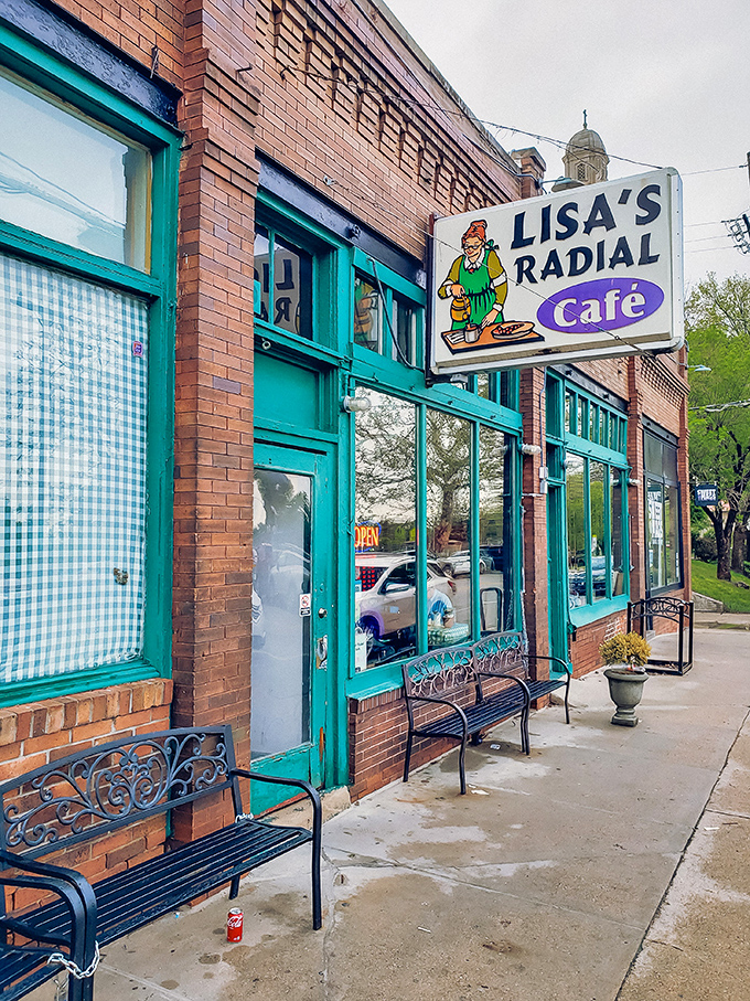 Step into a time machine disguised as a cafe! Lisa's Radial Cafe's vintage charm and teal-trimmed brick exterior promise a journey back to simpler, tastier times.