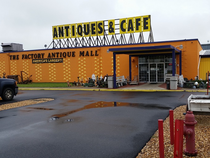 Welcome to the Technicolor dreamcoat of antique malls! This vibrant exterior promises a kaleidoscope of treasures inside.