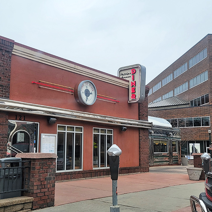 Time to dine? You bet! This retro-chic facade is like a beacon for hungry time travelers. Step into a slice of Americana!