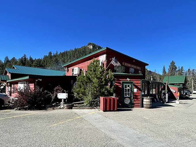 A red-painted oasis in the Black Hills! Cheyenne Crossing Store beckons like a friendly neighbor, promising comfort food and cozy vibes.