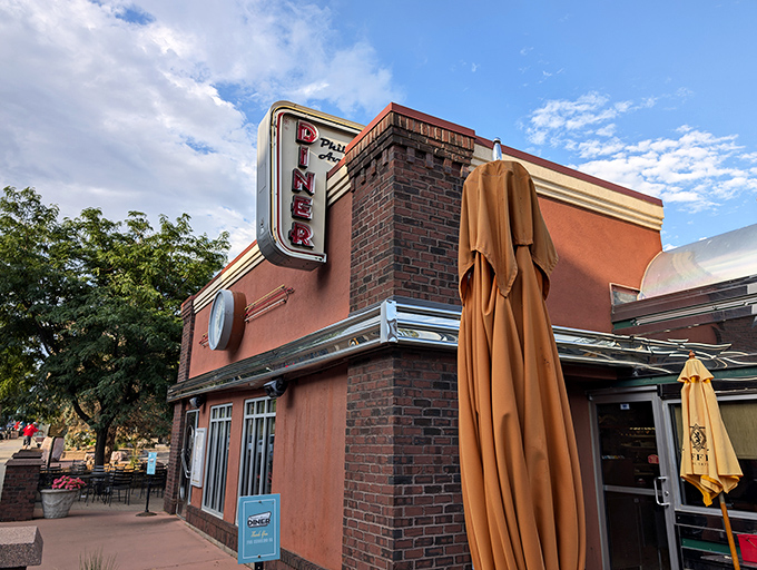 Time to dine? You bet! This retro-chic facade is like a beacon for hungry time travelers. Step into a slice of Americana!