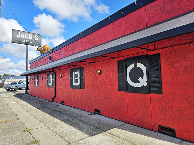 The unassuming exterior of Jack's BBQ proves once again that the best treasures often hide behind the simplest facades. 